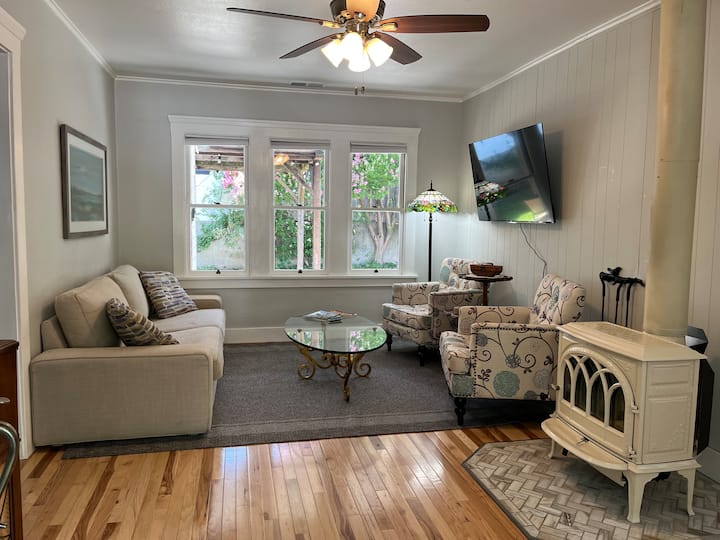 Charming Downtown Sonora Cottage - Sonora, CA