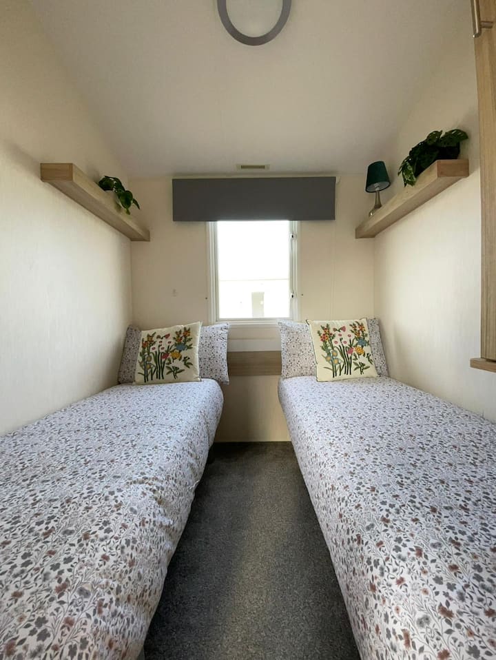 Cozy 3-bed Caravan Near The Sea. - Rhyl