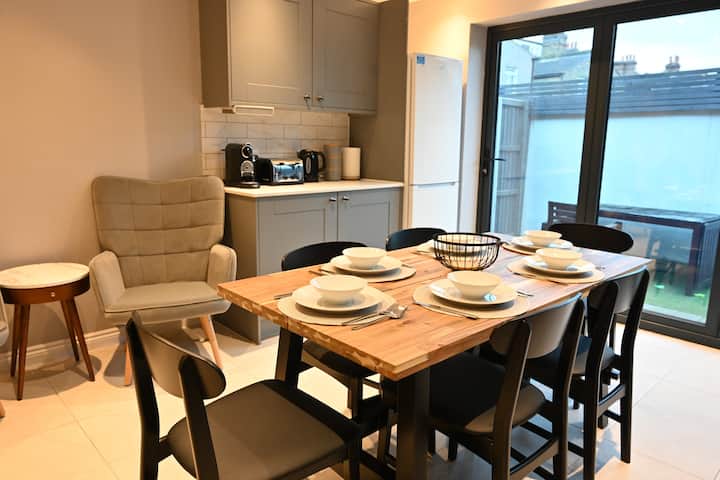 Modern 4 Bed House - Close To Trains - Epsom