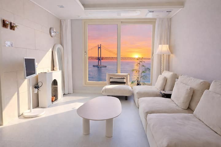 [ New30%할인]광안대교 풀오션뷰/맛집투어/호텔컨디션/밀락더마켓/해변가/해수욕장/힐링 - Busan