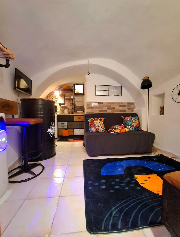 Piccolo Studio Centrale In Stile Rustico - Sanremo