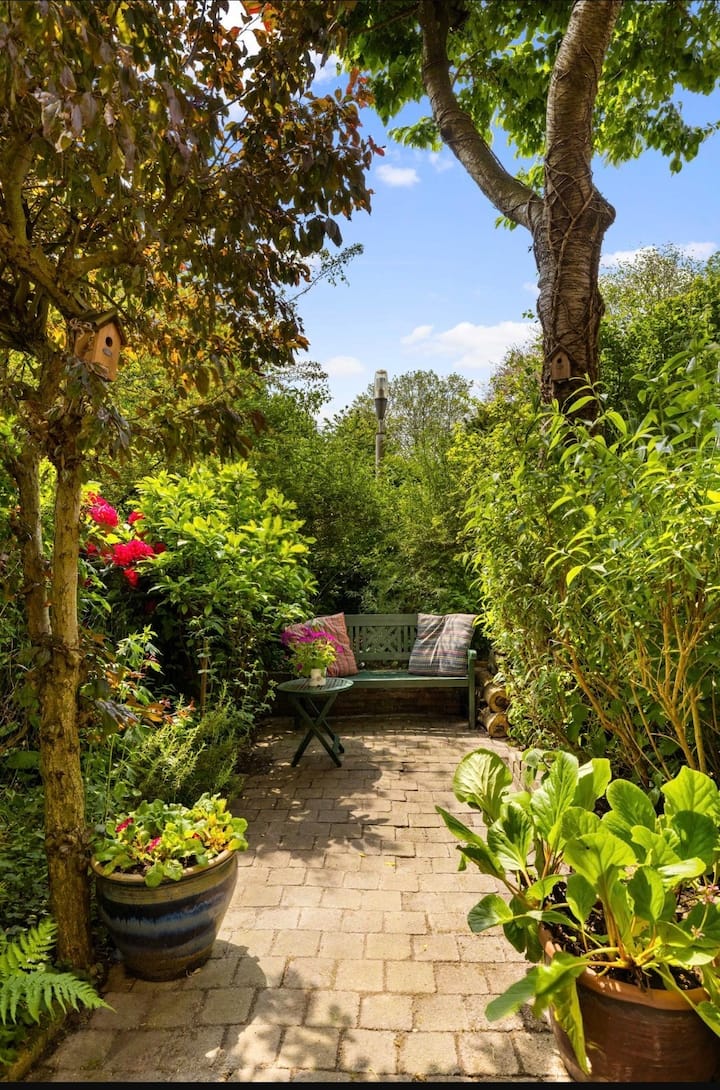 Two Floor House With Front & Backyard & Jacuzzi - 