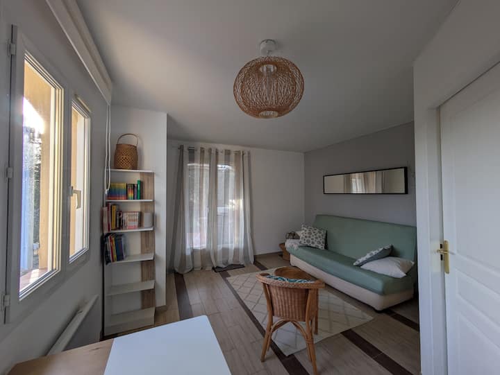 Studio De Charme Et Terrasse Ombragée - Remoulins