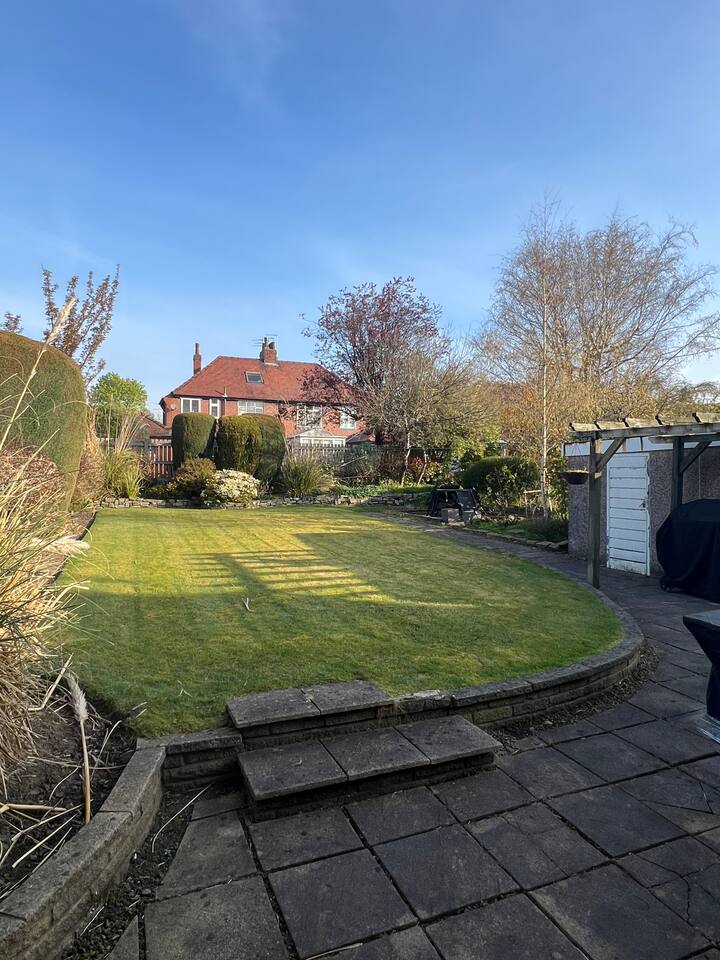 Bright And Spacious Family Home - Rochdale