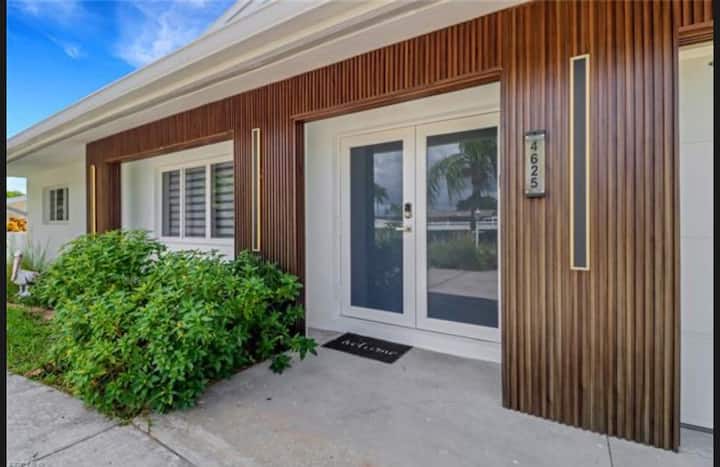 Renovated Modern Home With Big Pool & Ocean Access - Fort Myers, FL
