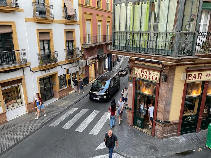 Perfectly Placed Down Town Apartment. Alfalfa Area - Sevilla, España