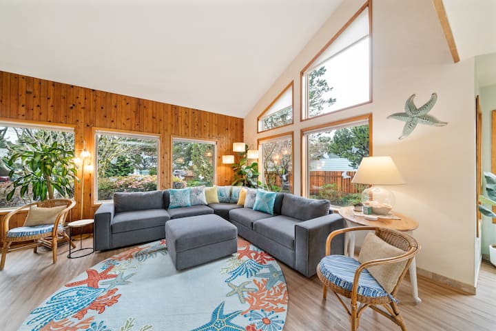 Escape>hottub~walk/biketobeach/eat~fence~pingpong - Seaside, OR