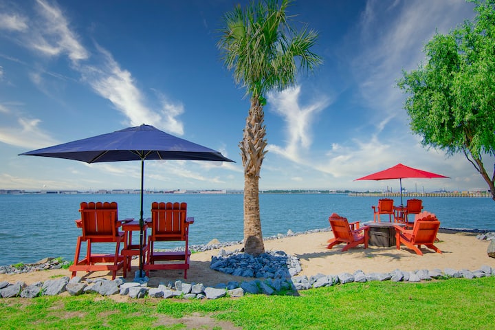 Coastal Vibes With Balcony View - Norfolk, VA