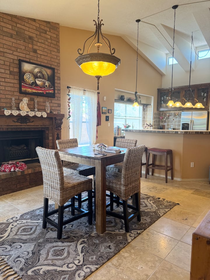 Southwest Charm - Cozy 3br Home Near Trails & More - Albuquerque, NM