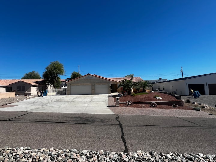 Spacious Home Close To Lake, Sleeps Multi Families - Lake Havasu City, AZ