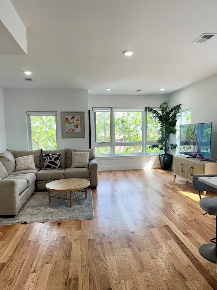 Stylish 3br/2b W/rooftop Near Ewr + Nyc Access - Newark, NJ