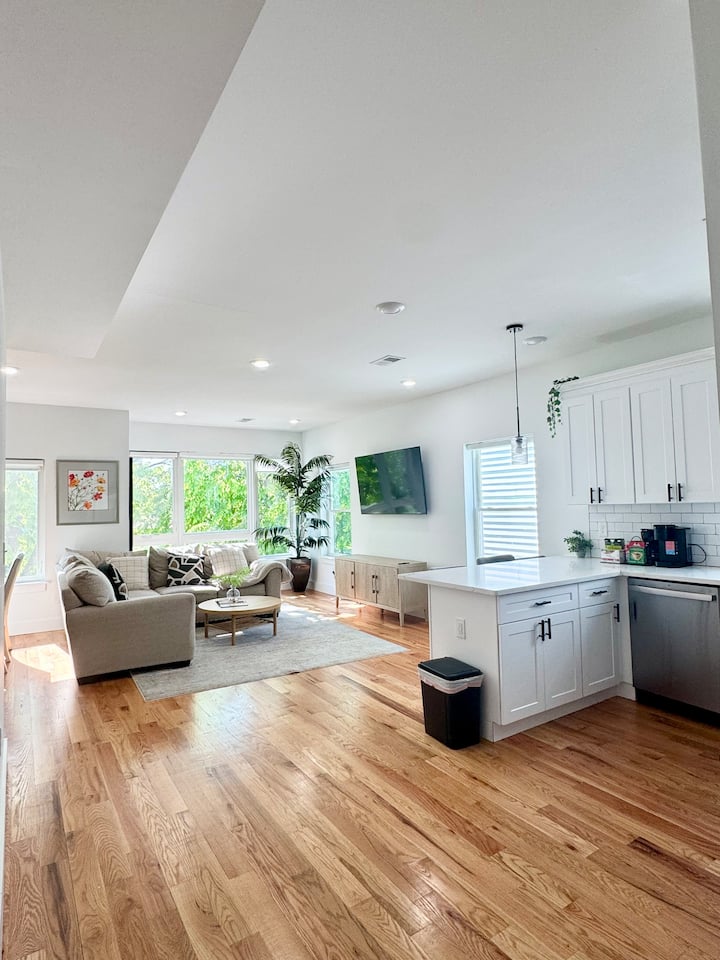The Skyline | Spacious 3br + Private Rooftop - Newark
