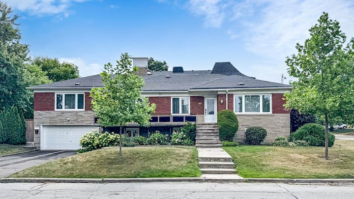 Spacious 4br House Near Transit In North York - Toronto