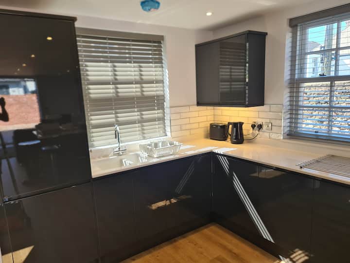 Number 10-sleeps 6+free Parking - Brand New Home! - Topsham