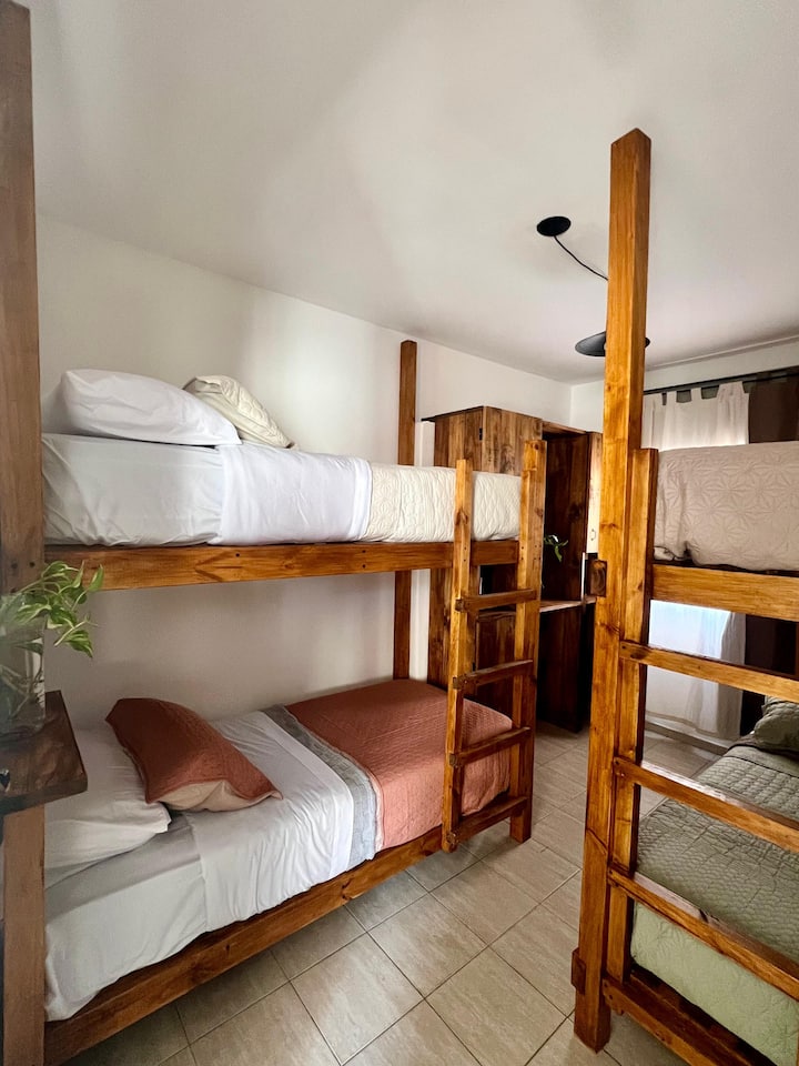Dos Camas En Habitación Compartida Mixta De 4. - Córdoba, Argentina