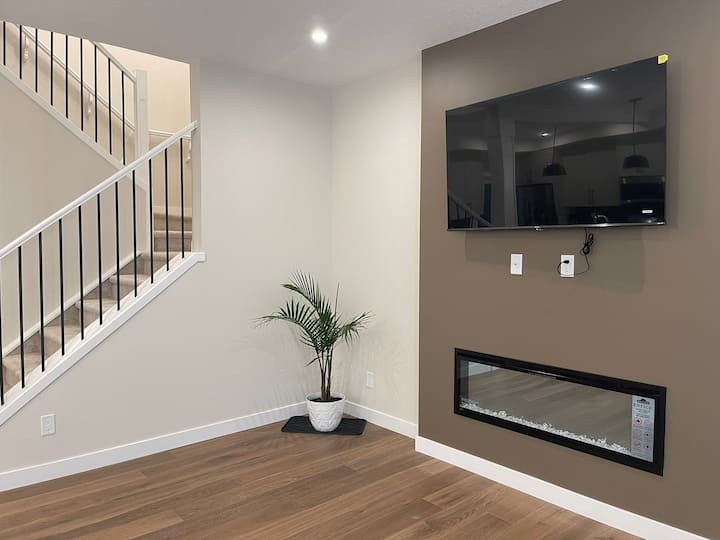 3 Bedroom Full  House,
Ac ( Brand New Home) - Airdrie