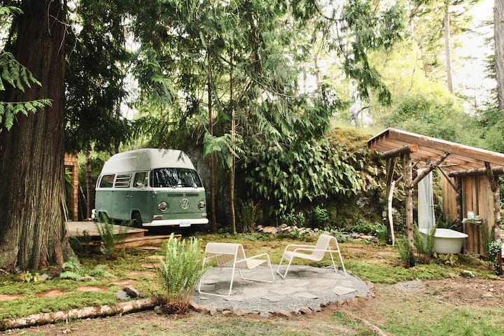 Vintage Volkswagen + Tub | Restful Nature Stay - Sooke