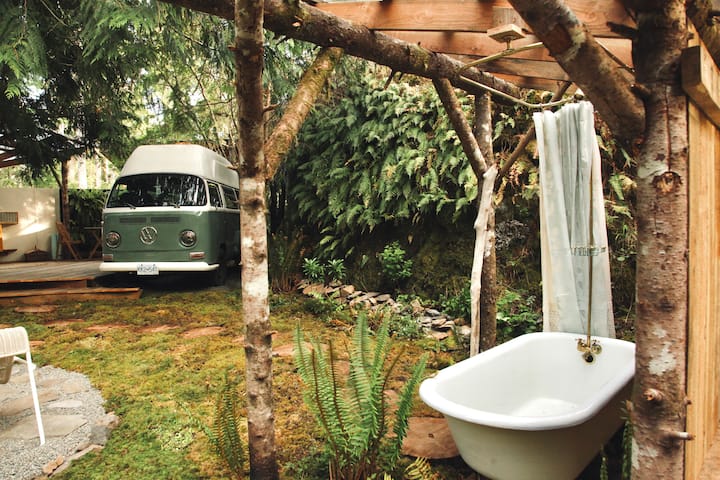 Heated Volkswagen + Clawfoot Tub - Vancouver Island