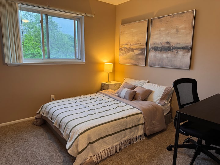 Your Cozy Comfort: Private Room In 2-bed Apartment - Royal Oak, MI