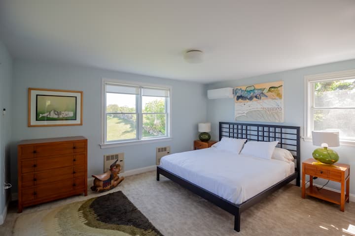 4br Artistic Escape Overlooking Vaill Beach - Block Island, RI