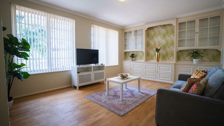 Spacious Home Near Shops, Hospital & Transport - Adventure World, Bibra Lake