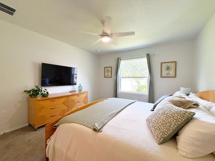 King Suite W/private Bathroom. Hot Tub + Netflix - Sarasota, FL