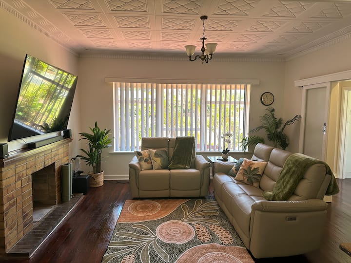 Midwest Rest • Cbd • Stylish • Spacious • Yard - Geraldton