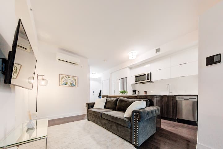 Modern Downtown Studio Hotel - Montreal