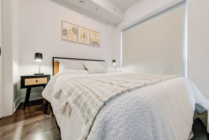 Modern Downtown Studio Hotel - Montreal