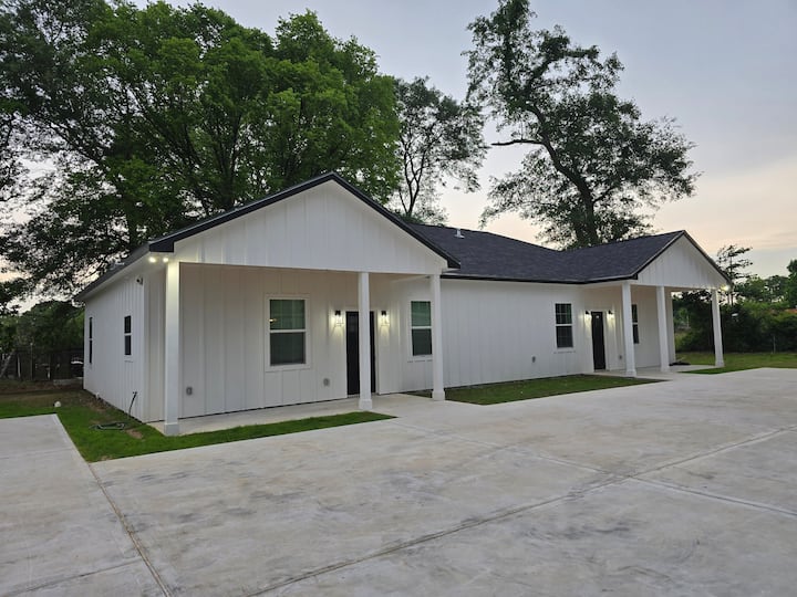 The White Duplex- Unit B - Cleveland, TX