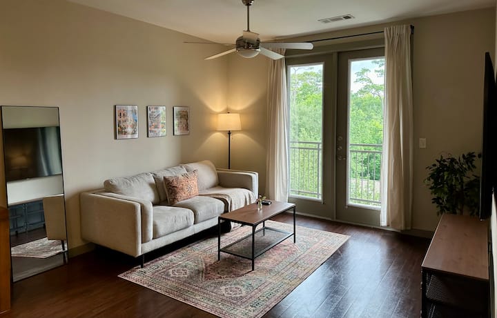 Affordable High End Post Oak Retreat Near Galleria - Houston, TX