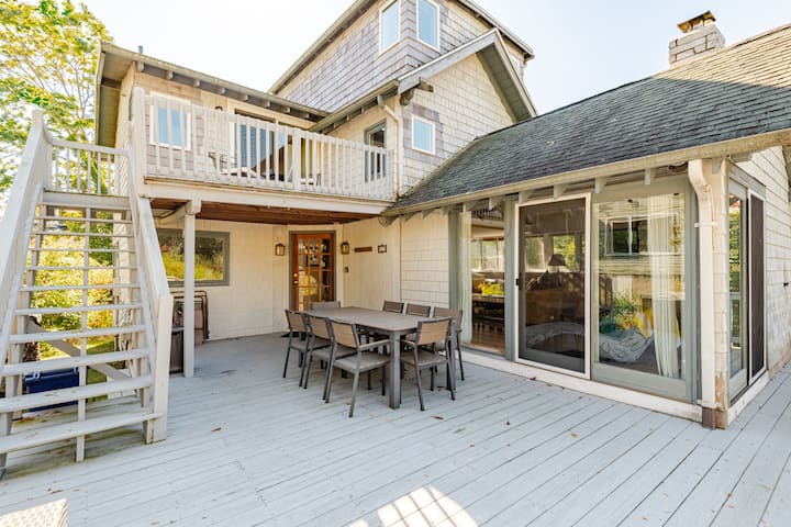 Charming, Beloved House Sleeps 8, With Huge Deck Over Pond & Close To The Ocean - Salem, MA