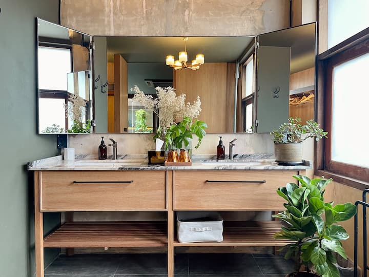 Designer Escape | Top-floor W/ Tub · Yaowarat - Bangkok Yai
