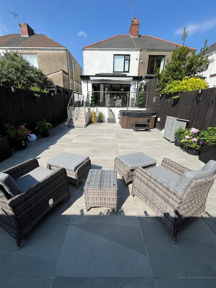 Gay Couple Host King Size Bedroom - Cardiff