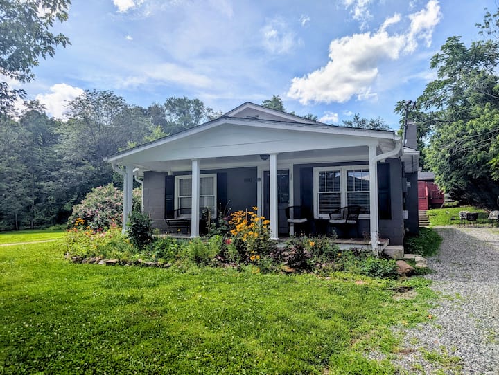 Delightful Hot Springs Cottage - Hot Springs, NC