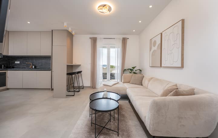 Luxe 2-bedroom Retreat In Zadar - Zara
