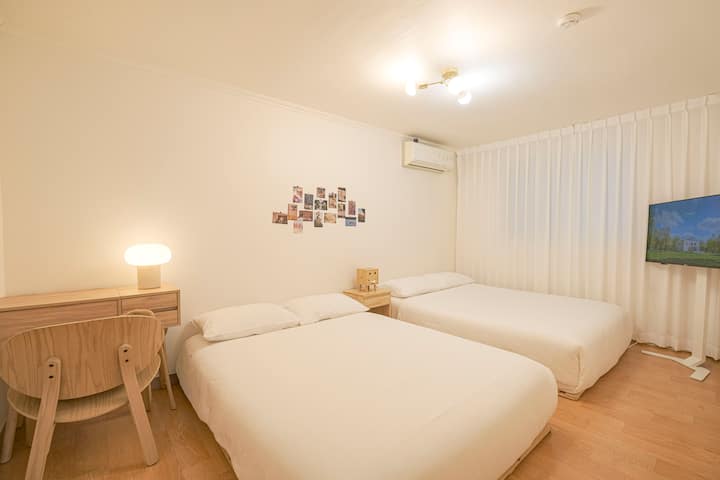 건대역도보6분
성수동 쇼핑
올리브영
외부Cctv작동
깔끔하고 안전한숙소
+감성까지! - Seoul