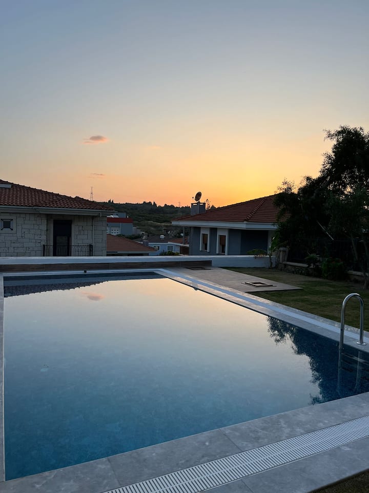 ÇEşme Ayayorgi’de Havuzlu 3 Katlı Villa - Alaçatı