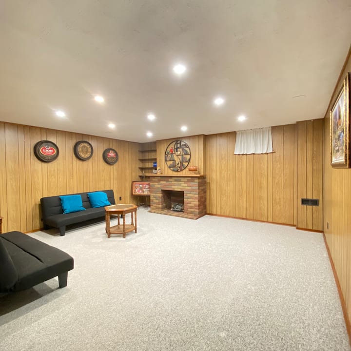 Spacious And Quiet Cottage Style Whole Basement - Oakville