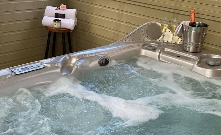 Compact, Cute Bijoustudio Hottub - Portaferry