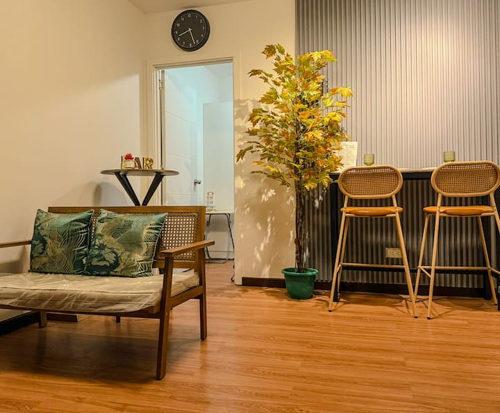Lake View| Balcony| 2br W/wifi |Near Rockwell Mall - Philippines