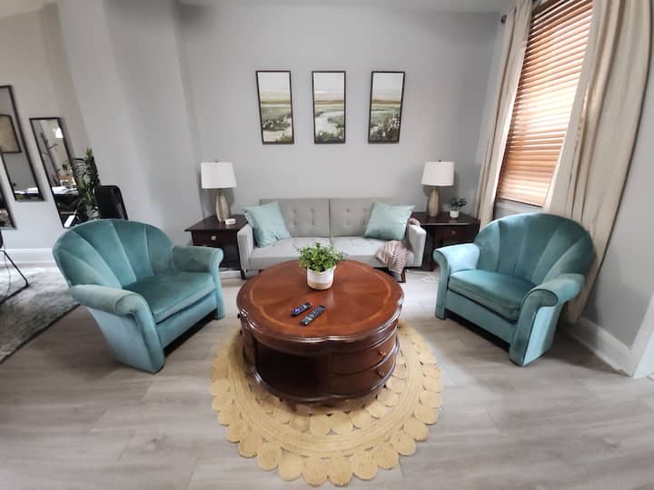Trendy & Bright 2 Bedroom Jh Bayview Spacious Home - Baltimore, MD