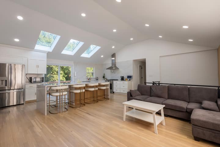 Modern And Spacious Salem Home With Yard - Salem, MA
