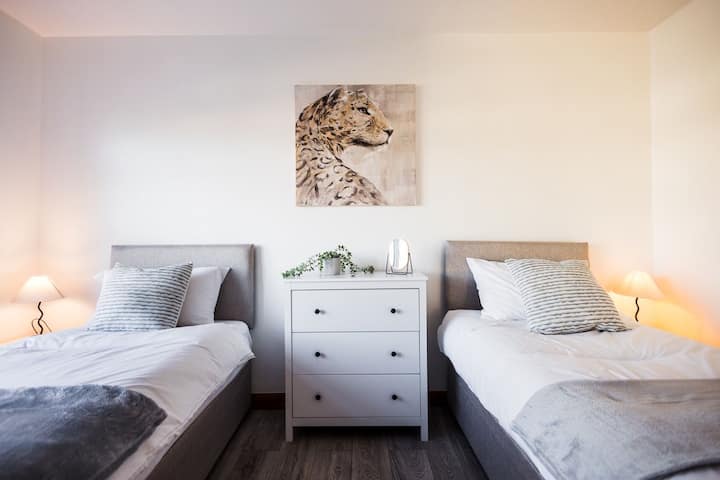 Spacious 4 Bed / Free Parking - Southampton