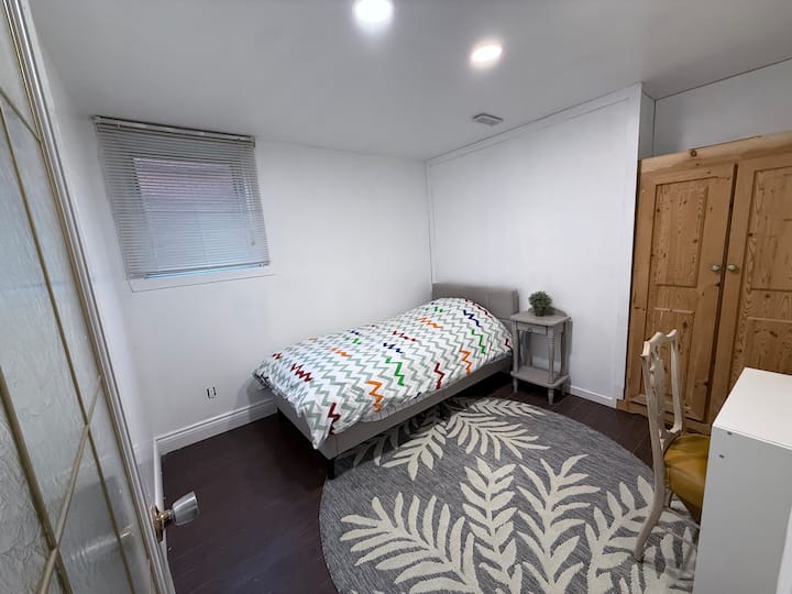 Small Room In Pointe Claire - Pointe-Claire