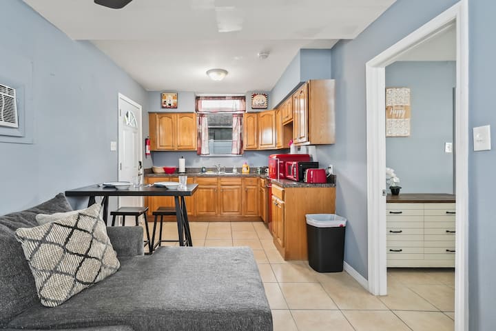 Private Tampa Guest Home W/yard: Great Location - Tampa, FL