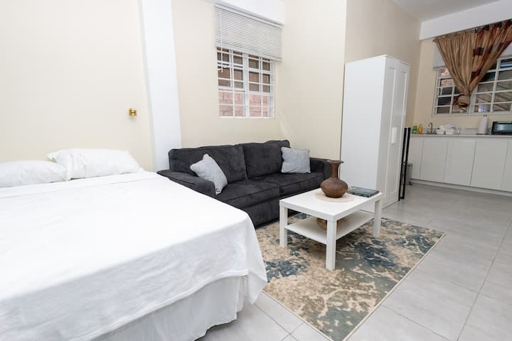 La Soie Chambre - Ii
In The Heart Of Roseau - Roseau