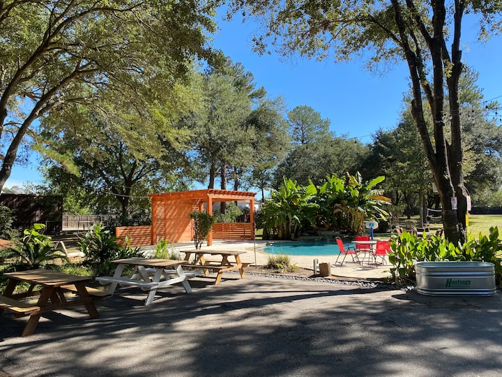 Private 4-acre Staycation W/ Pool, Sauna & Hot Tub - Tomball, TX
