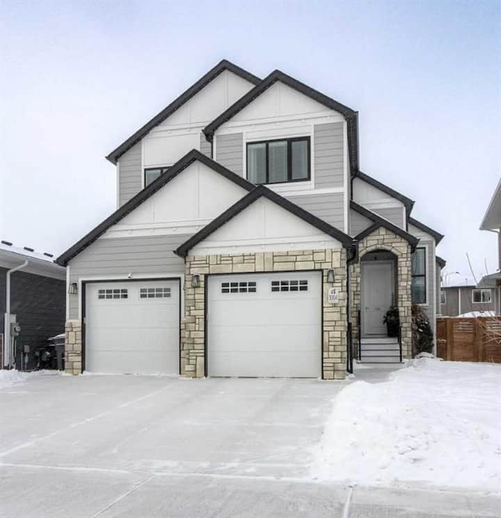 Room For Rent (With Private Full Bathroom) - Lethbridge