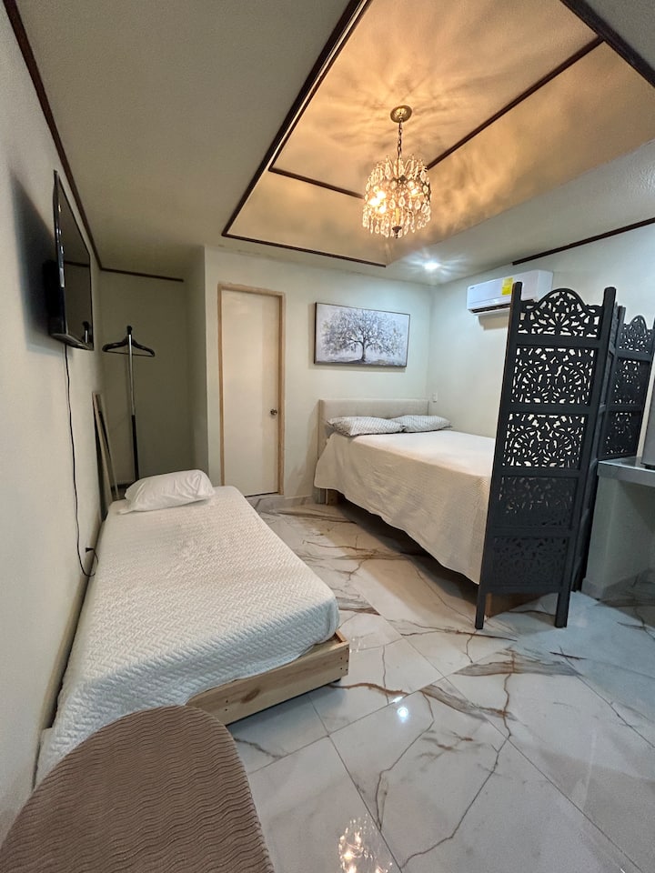 Suite A 1 Min Del Consulado Para 3 Personas ! - Brownsville, TX